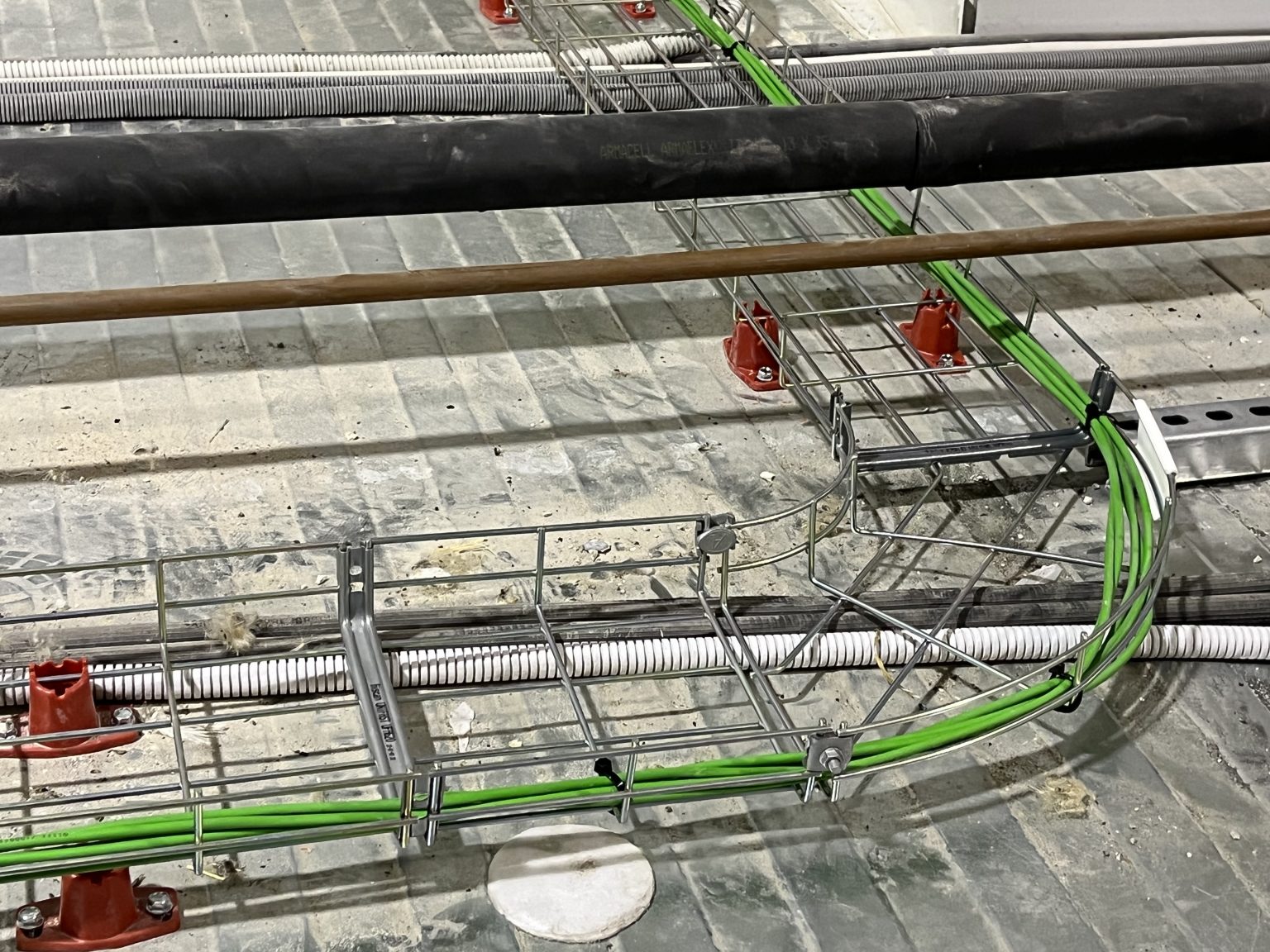Instalación de bandeja rack de comunicación | SZ Industrial