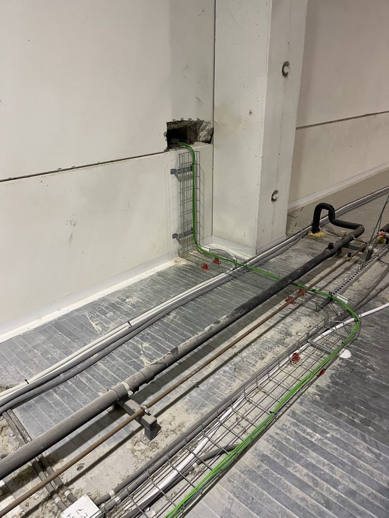 Instalación de bandeja rack de comunicación | SZ Industrial